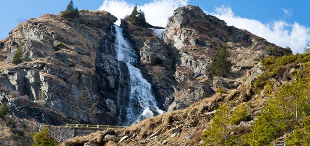 Cascada Capra: cum să vezi una dintre cele mai înalte cascade din ...